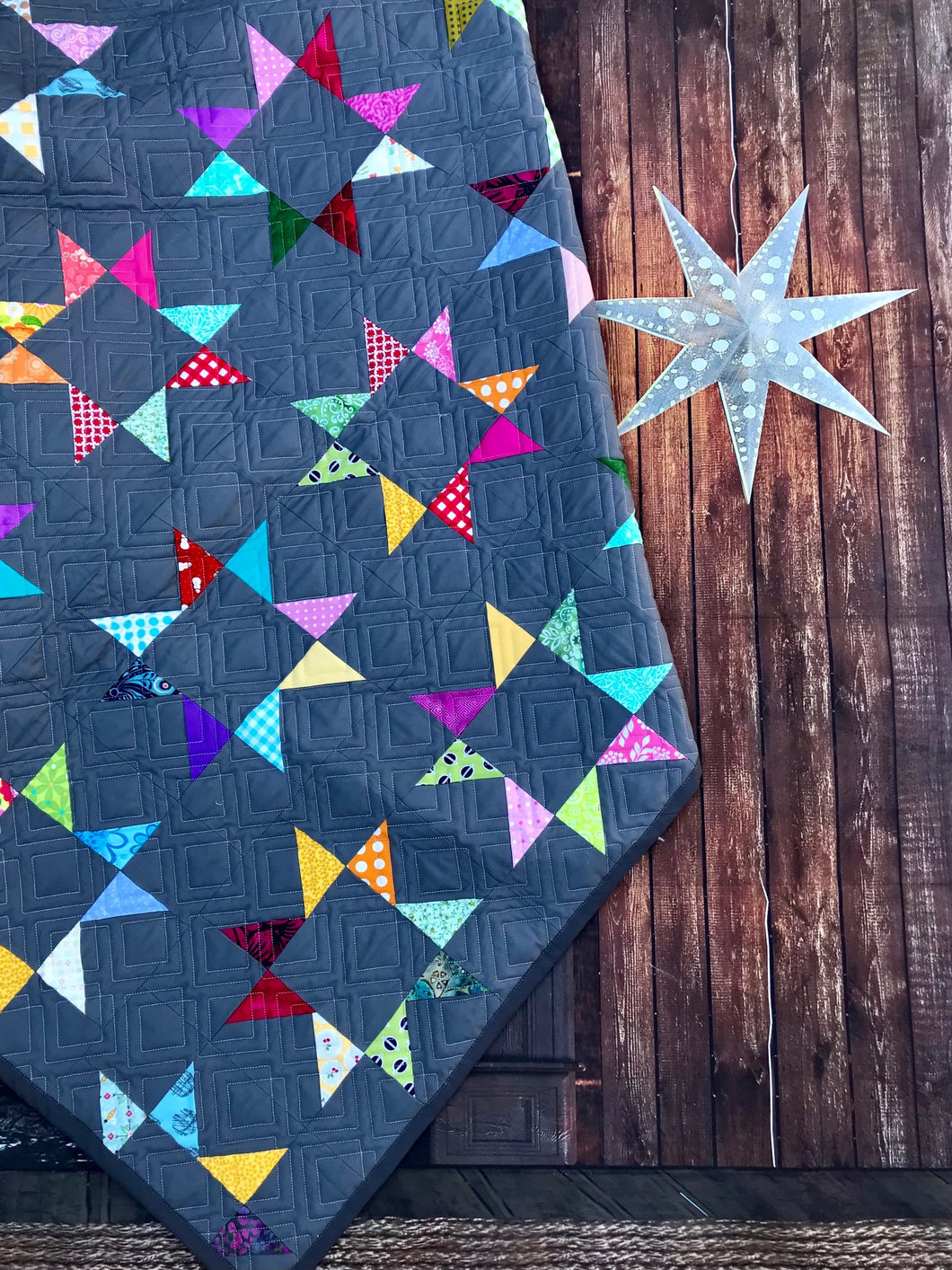 Rainbow stars quilt dark grey background – QUILTOFF