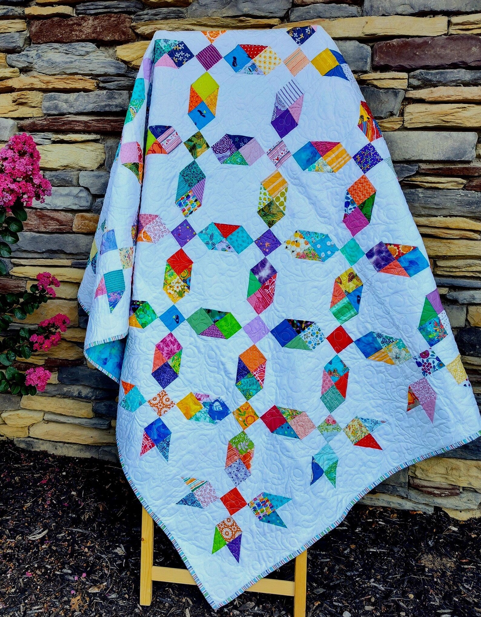 Rainbow scrappy stars, crispy white background – QUILTOFF